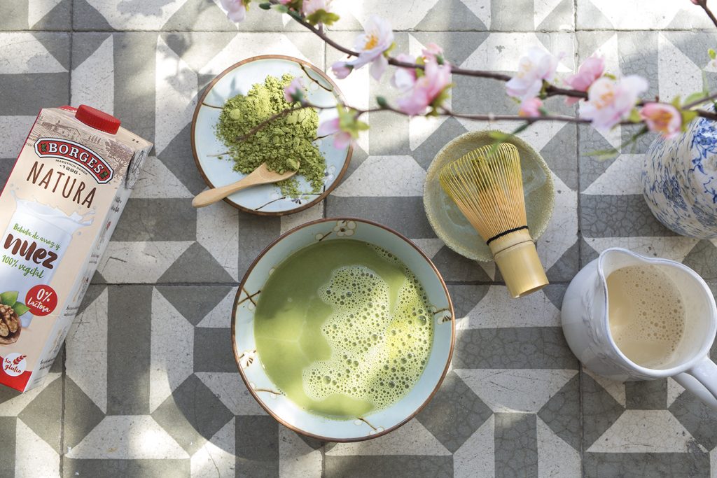 Matcha latte con bebida de nuez