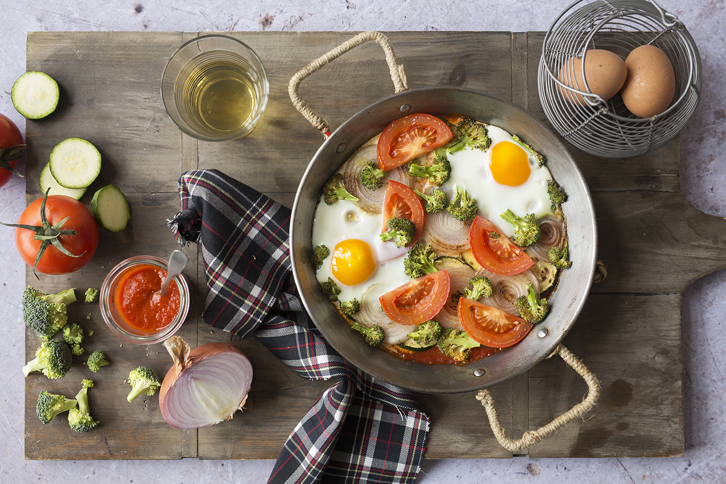 Cazuela de huevos con verduras