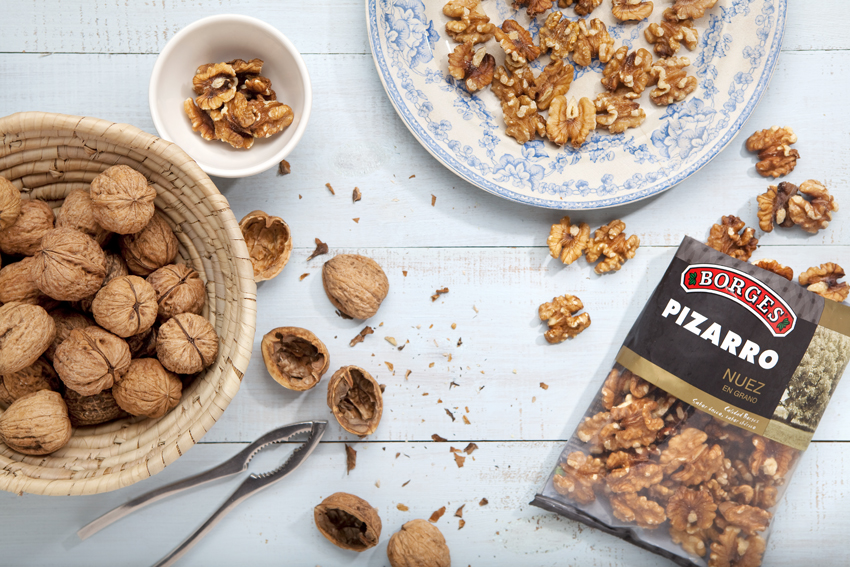 Open walnuts without breaking them - Borges